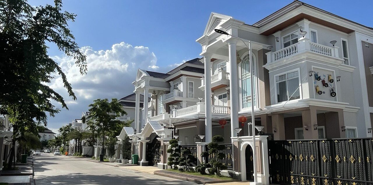 Villa for rent in Borey (បុរី) - Phnom Penh - ប៉េងហួតបឹងស្នោរ ជីបម៉ុង